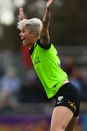 W-League: Michelle Heyman masterclass secures Canberra United 3-2 ...