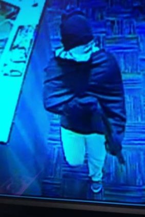 Man holds up Goodna Bowls Club with shotgun