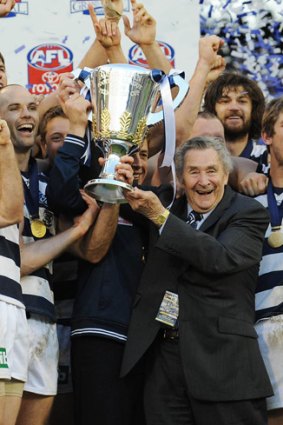 Mourners flood Geelong to farewell Bob Davis