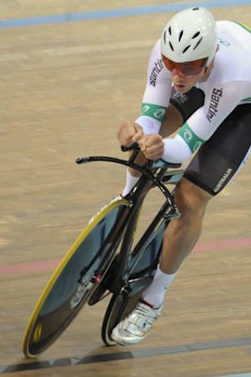 Hepburn keeps pursuit title on another golden day