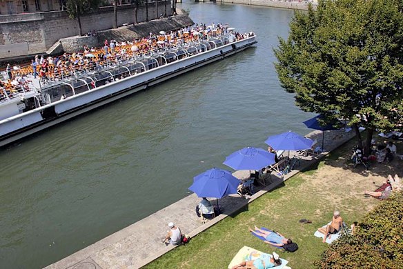 Annual Paris beach party heats up