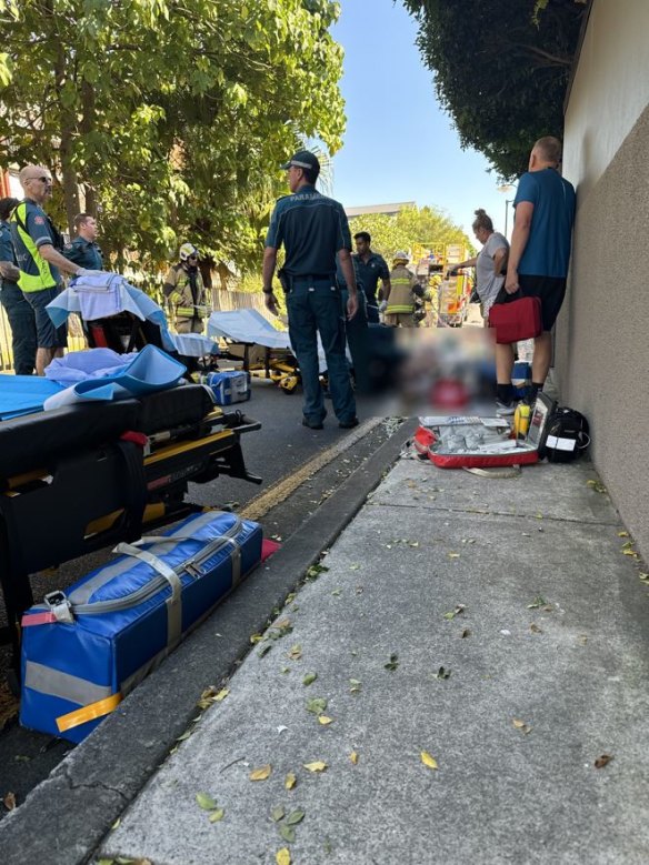 ‘I was yelling at residents to get out’: Neighbour helps rescue people ...