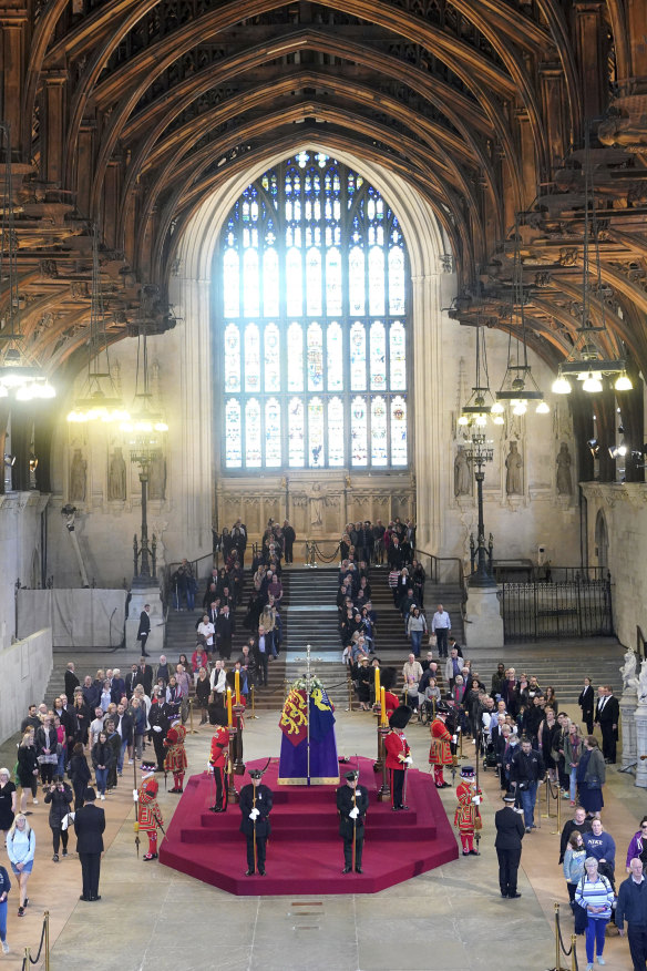 Queen Elizabeth dies: Inside Westminster Hall where the Queen is lying ...