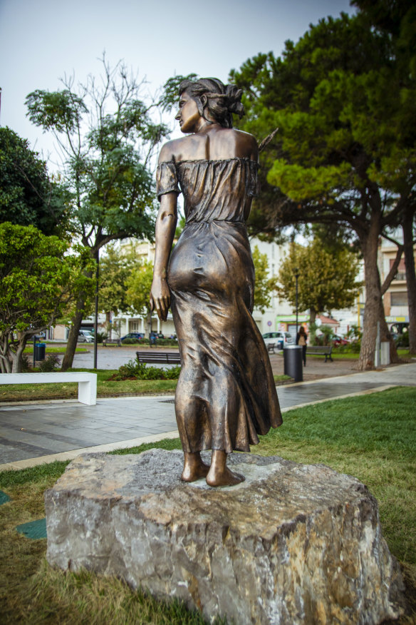 Is this statue of a 19th-century peasant woman sexist?