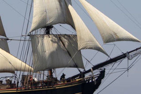 Crew member dies after Sandy sinks Bounty