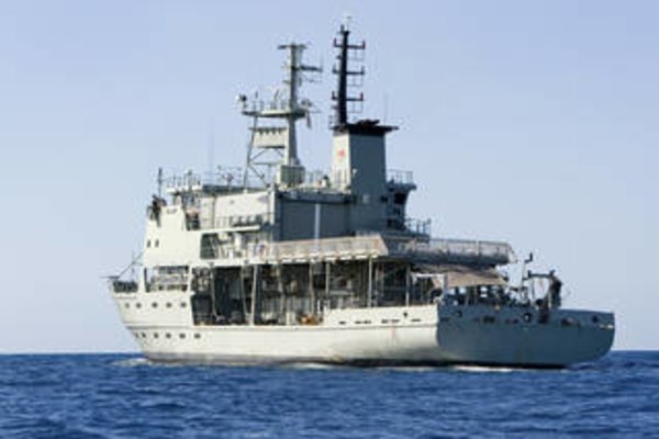 Navy vessels rescue asylum seekers