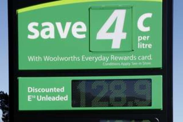 Consumer watchdog ACCC takes Woolworths, Coles to court over fuel dockets