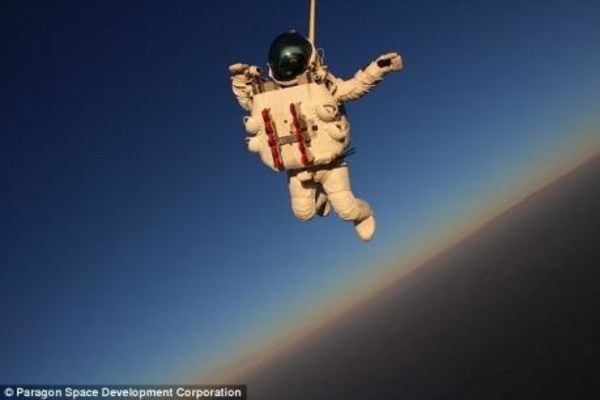 Parachutist Alan Eustace breaks world altitude record with balloon jump