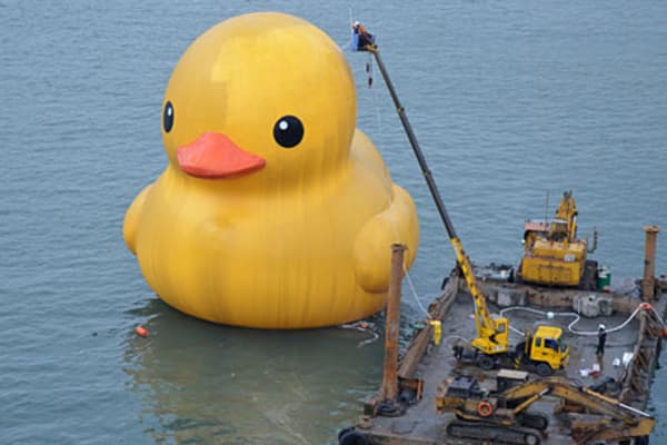 Giant rubber duck explodes in Taiwan