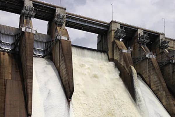 Warragamba Dam wall raising divides experts on $1 billion cost, efficiency