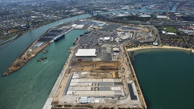 Police called over 'vile' intimidation at Port of Melbourne picket