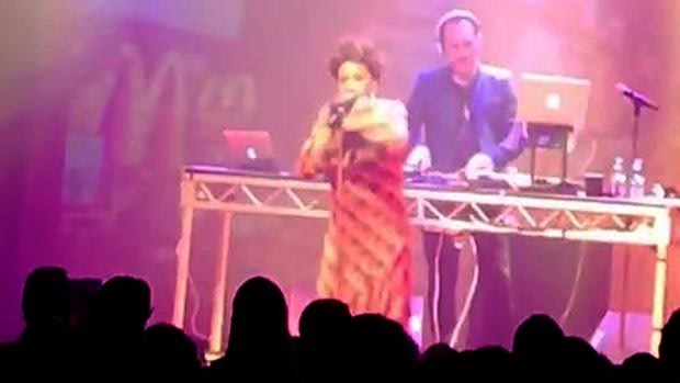 'Hello Sydney': Macy Gray tries to say hi and she chokes as Perth gig ...