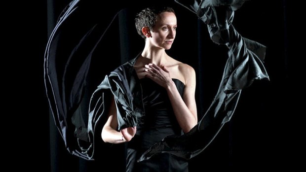 Lucy Hopkins: Le Foulard