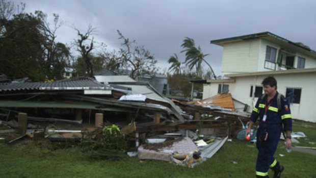 Asbestos fears as crews assess cyclone Yasi clean-up
