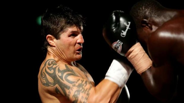 Bribery allegations add to Mundine-Mosley farce