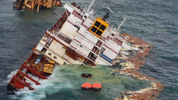 Half of stricken Rena finally sinks off NZ coast