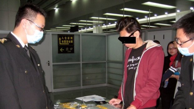 Look it's 'Apple man': China mocks hapless 'iPhone armour' smuggler