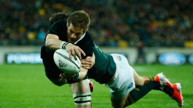 Richie McCaw's try gives All Blacks tense win over Springboks