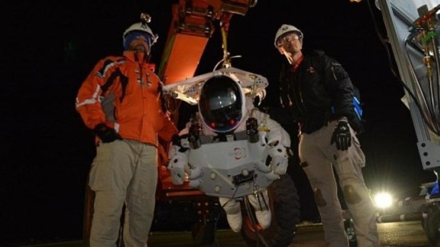 Parachutist Alan Eustace breaks world altitude record with balloon jump