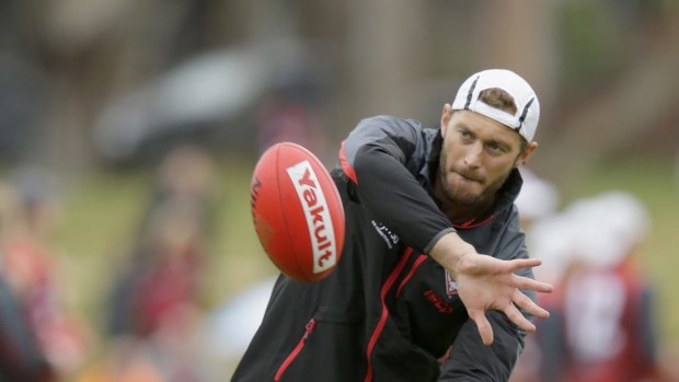 Essendon manage minor knee issue for ruckman Tom Bellchambers