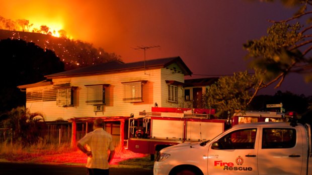 Residents told to flee bushfire at Rockhampton