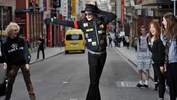 It's Kenny by half a nose