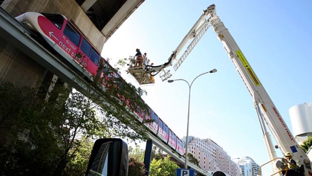 Monorail rescue as power cut