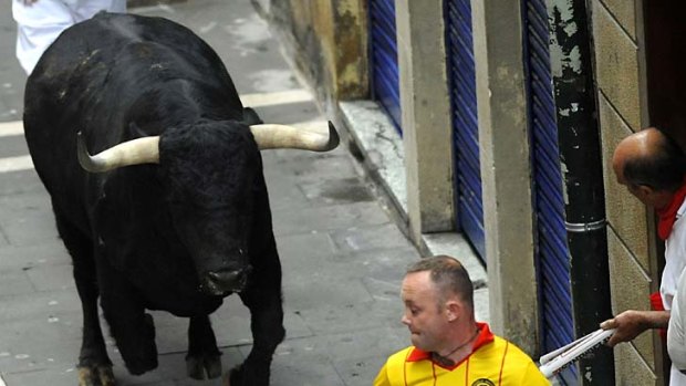 Straggling bull skewers runners in Pamplona