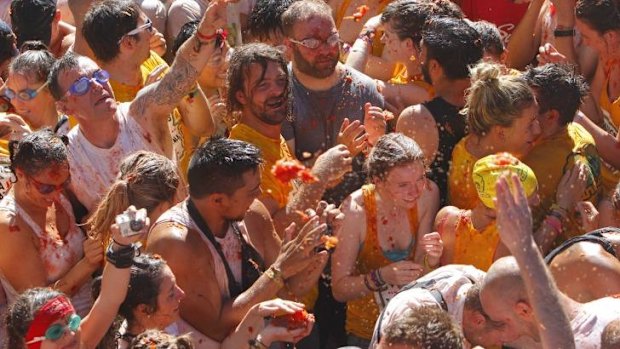 Thousands take part in Spain's Tomatina festival