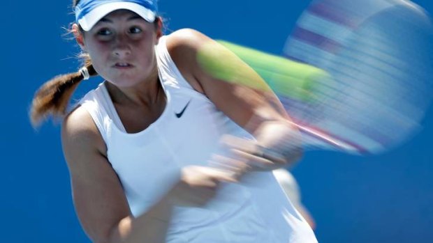 Sara Tomic goes down, but with a smile