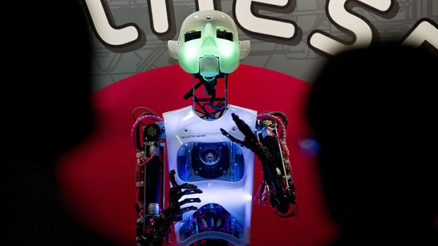 'RoboThespian' brings the house down at world's top gadget fair