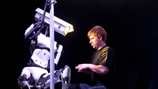 Pole-dancing robots wow world's biggest high-tech fair