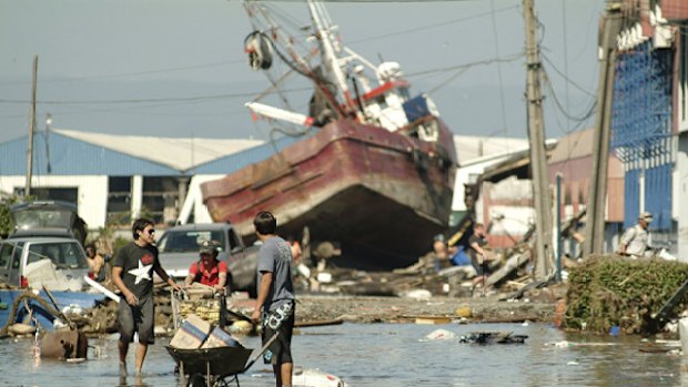 Huge quake kills hundreds in Chile, triggers Pacific tsunami