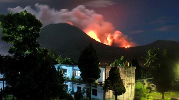 Thousands flee Indonesian volcanic fireball
