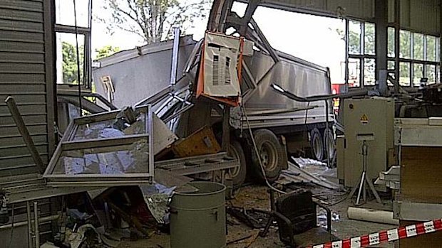 Truck crashes into building on Kingsford Smith Drive