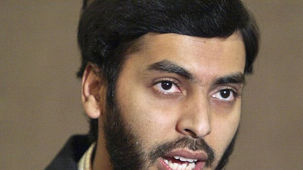 Haneef hands back his Australian visa but won't rule out returning