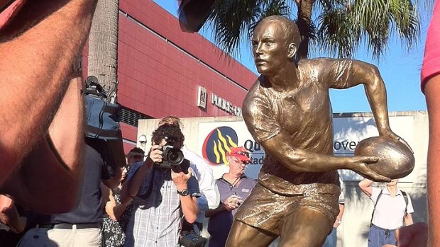 Hundreds gather for Lockyer statue unveiling