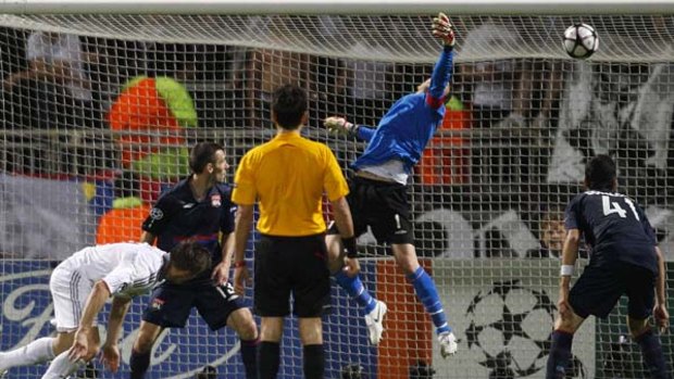 Olic triple sees Bayern into Champions League final
