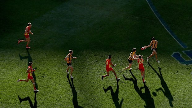 Gold Coast Suns hold off Hawthorn after desperate last-quarter fight