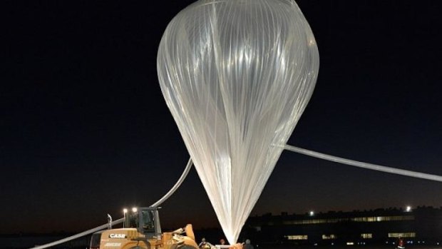 Parachutist Alan Eustace breaks world altitude record with balloon jump