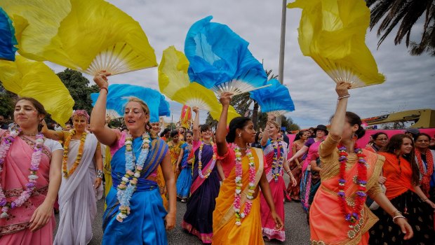 Thousands turn out for St Kilda Festival despite foreshore alcohol ban