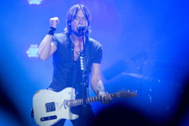 Keith Urban delivers with guitars and generosity