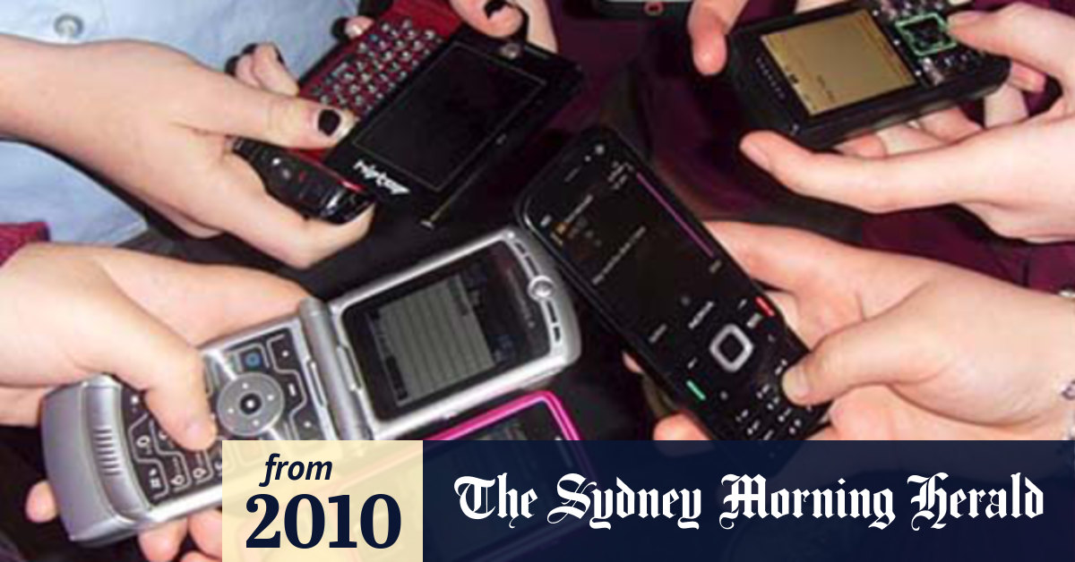 Teenage girls' phone habit hits 100 messages a day
