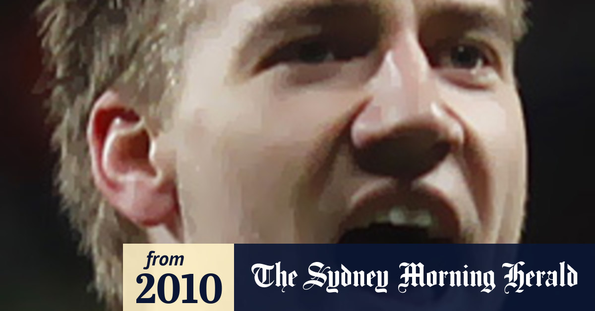 Bendtner hat-trick takes Arsenal to Champions League quarters