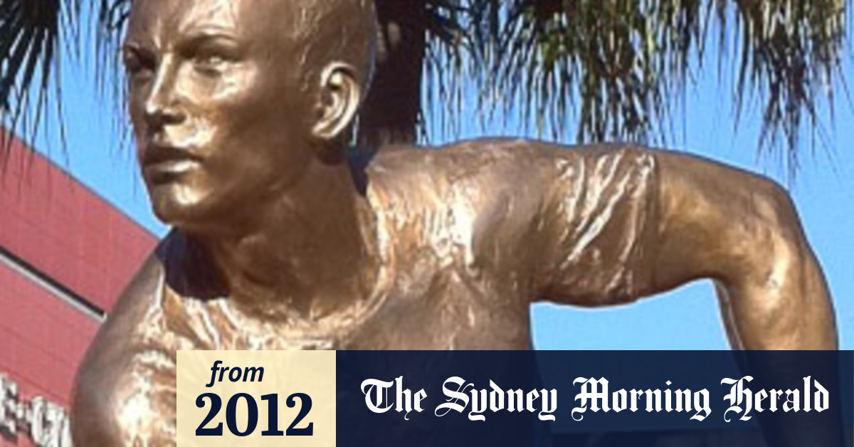 Hundreds gather for Lockyer statue unveiling