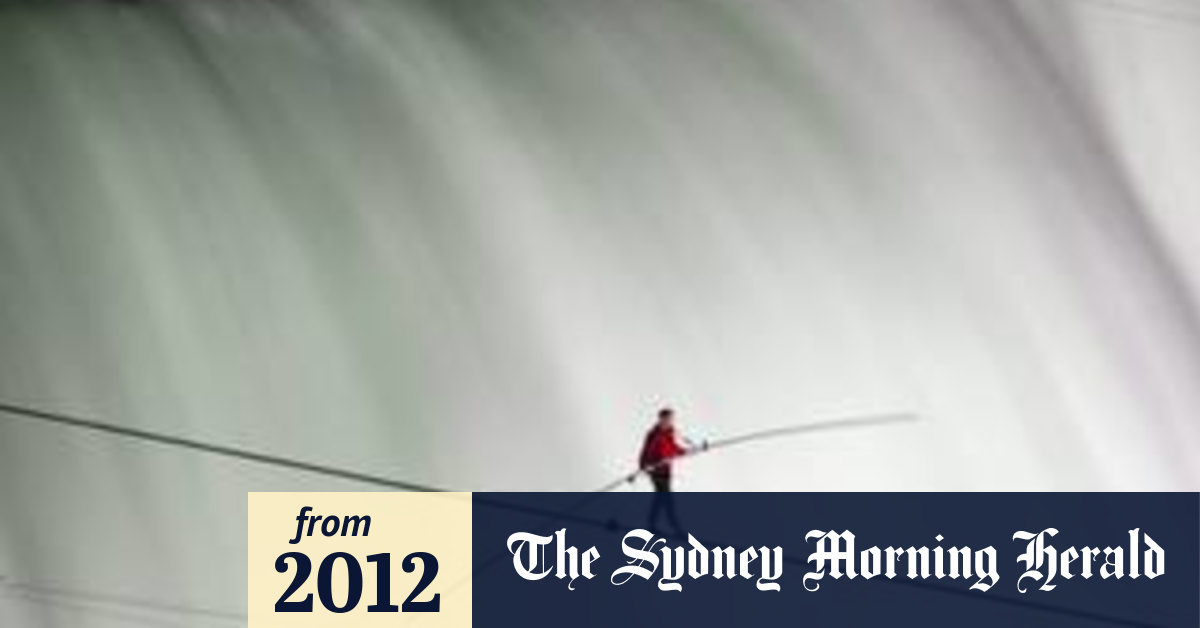 Daredevil walks on tightrope over Niagara Falls