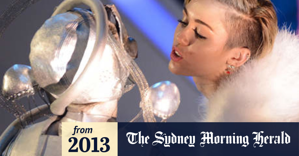 Miley Cyrus twerks, smokes at MTV EMAs as Iggy Azalea suffers wardrobe ...