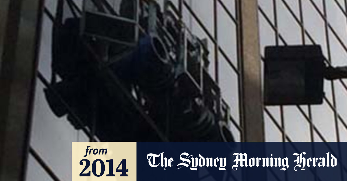 Window cleaners left dangling 15 metres up in Sydney CBD after cable snaps