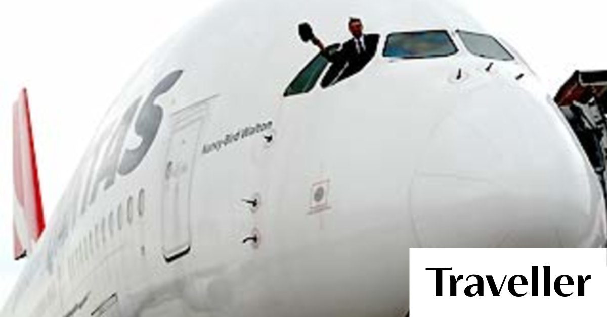 Engine explosion Qantas A380 returns to Australia