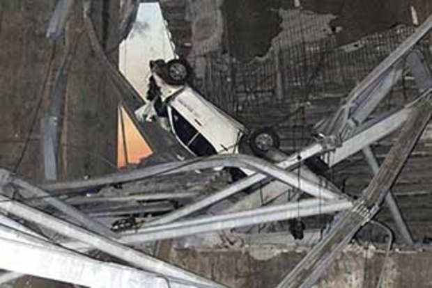 Death toll from major bridge collapse grows